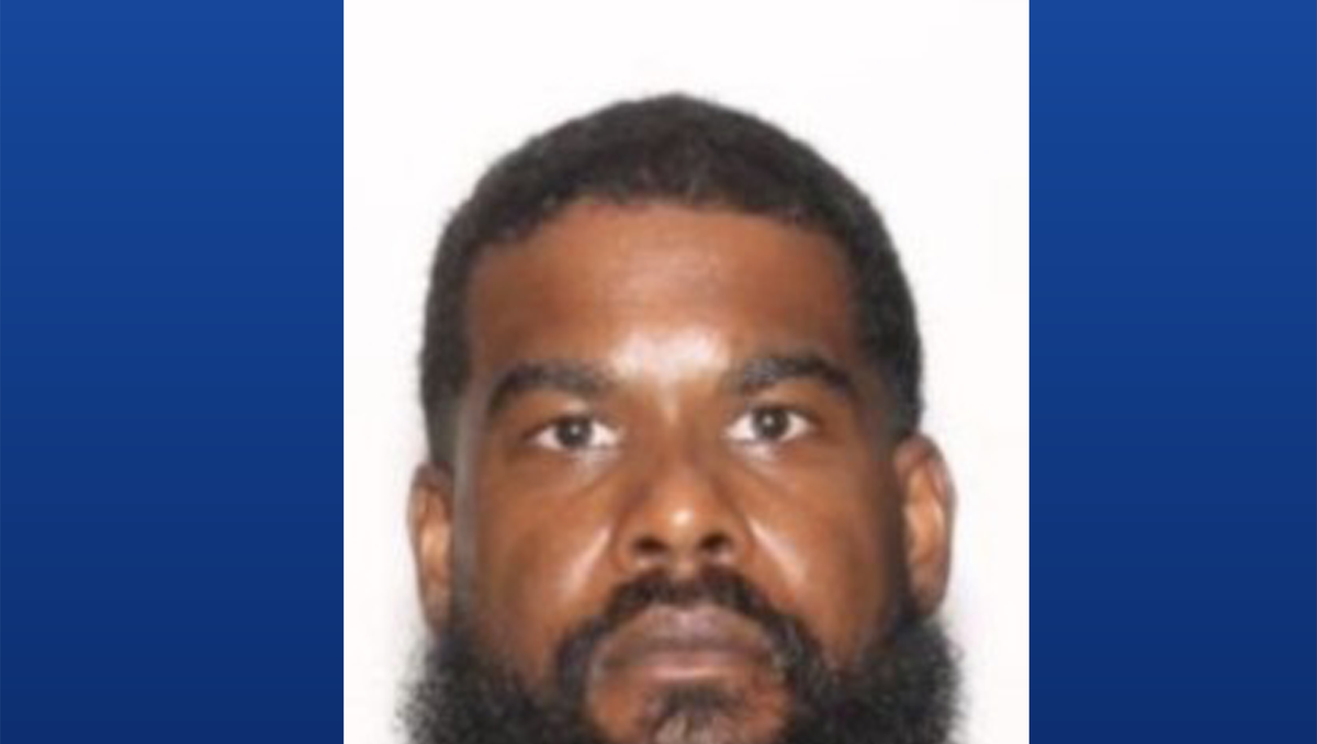 Florida school lifts lockdown after murder suspect sighting