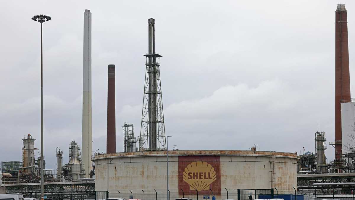 Shell won't buy any more Russian oil and gas
