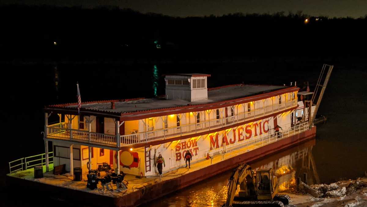 Showboat Majestic arrives at its new home on the Ohio River in New Richmond