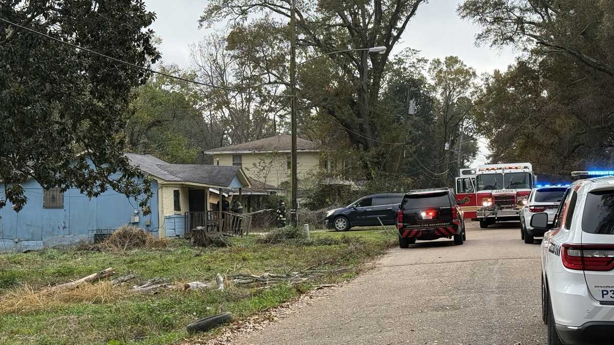 Woman in wheelchair escapes after home fills with smoke