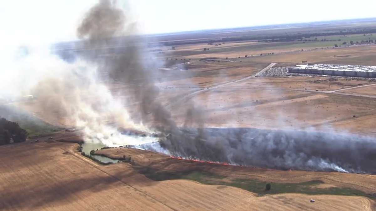 Grass fire burns near Sacramento airport