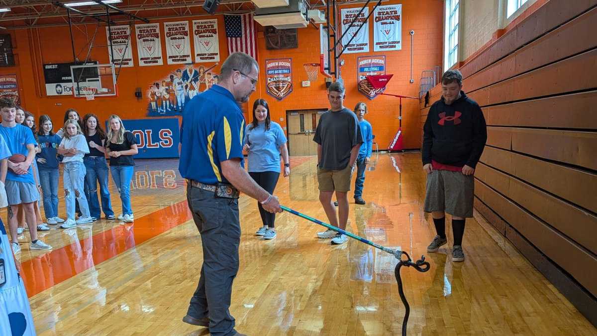 Snake interrupts gym class at South Carolina high school