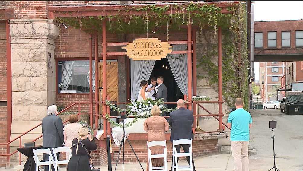 'It was perfect': Newlyweds tie the knot in social distance balcony wedding