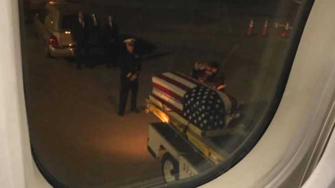‘Everyone was crying’: Heartbreaking photo captures fallen veteran’s ...