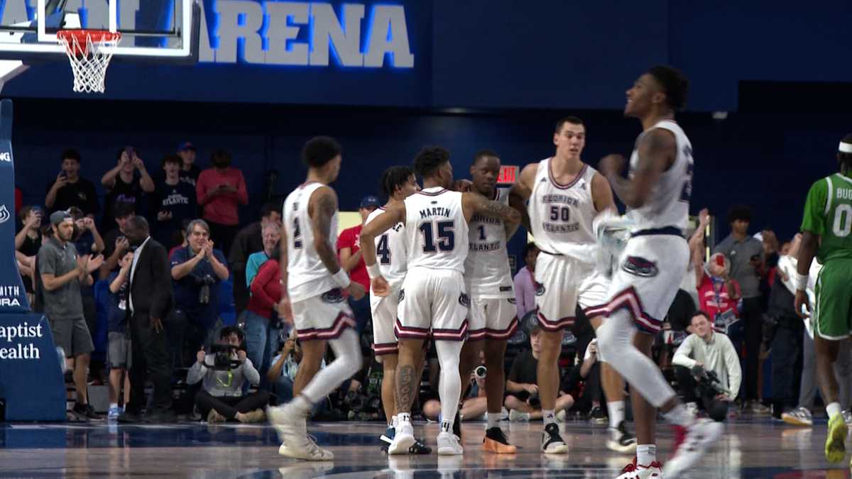 Davis hits a 3-pointer at end and No. 22 FAU beats North Texas