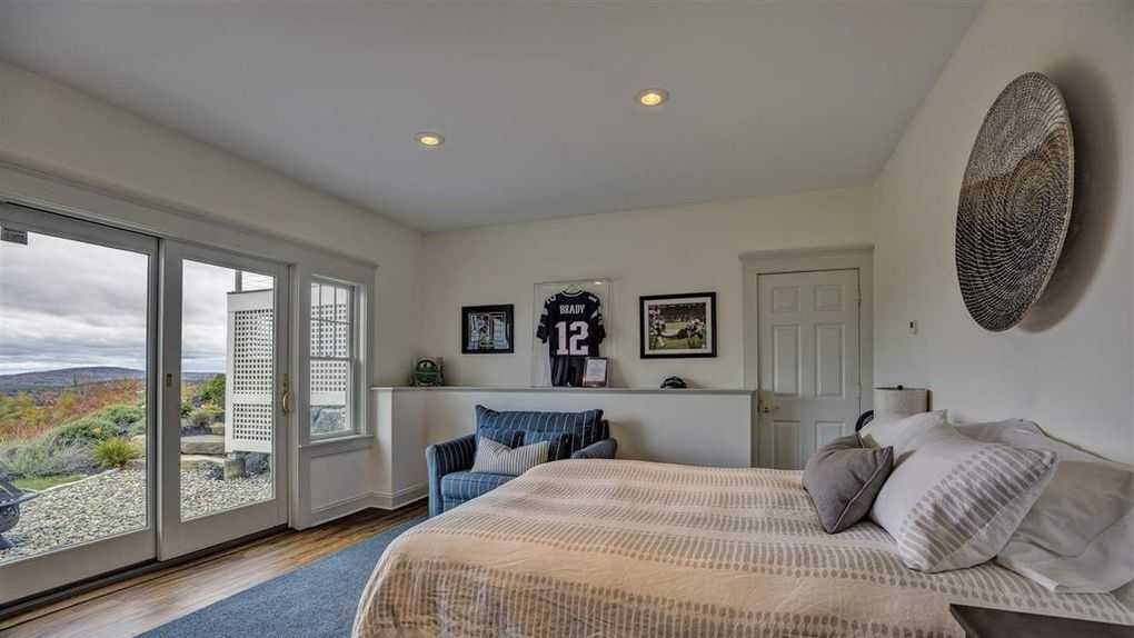 Mansion Monday: Sprawling Springfield home with gorgeous mountain views