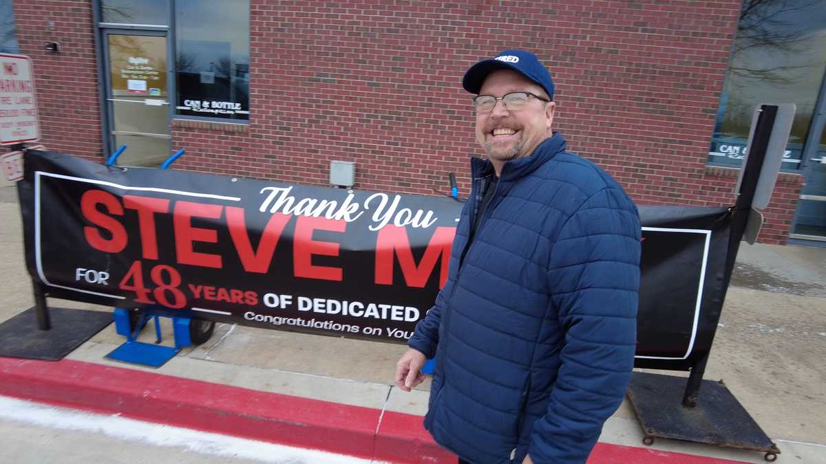 Iowa man celebrates last day at work after 48 years at Hy-Vee