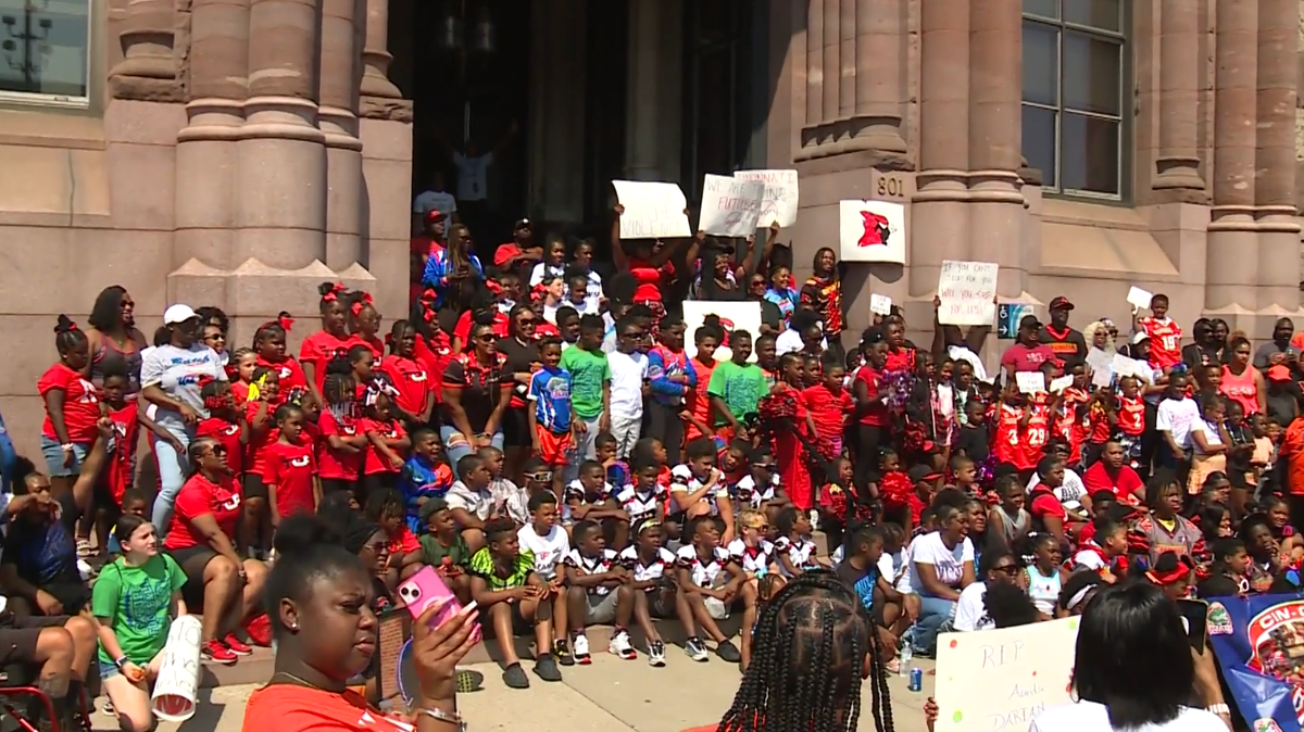 City leaders, youth advocate for less violence