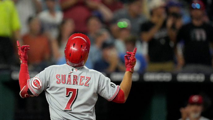 Suarez, Castellanos lift Reds over Royals 6-2