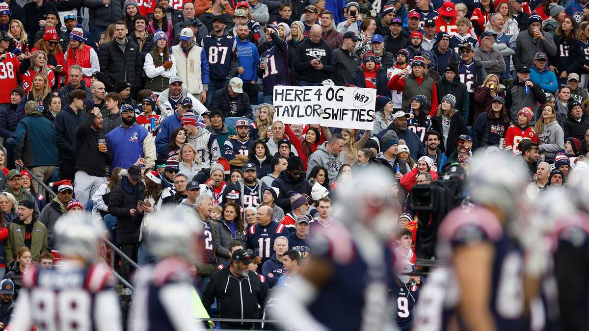 Photos of Taylor Swift's visit to Gillette for Patriots-Chiefs
