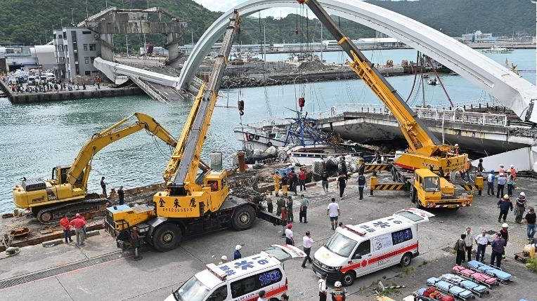 4 bodies found in Taiwan bridge collapse, 2 people missing