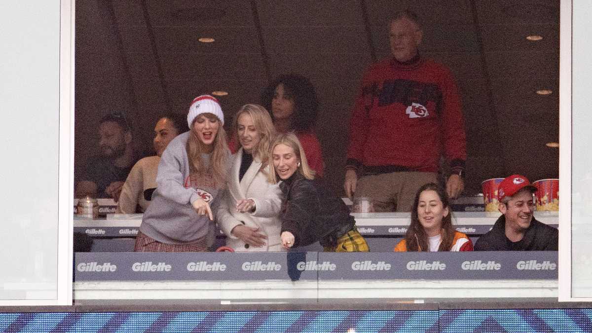 Photos of Taylor Swift's visit to Gillette for Patriots-Chiefs