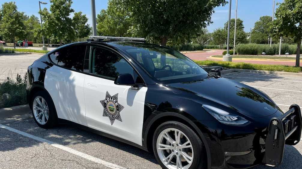 Leawood police receive report of van approaching children