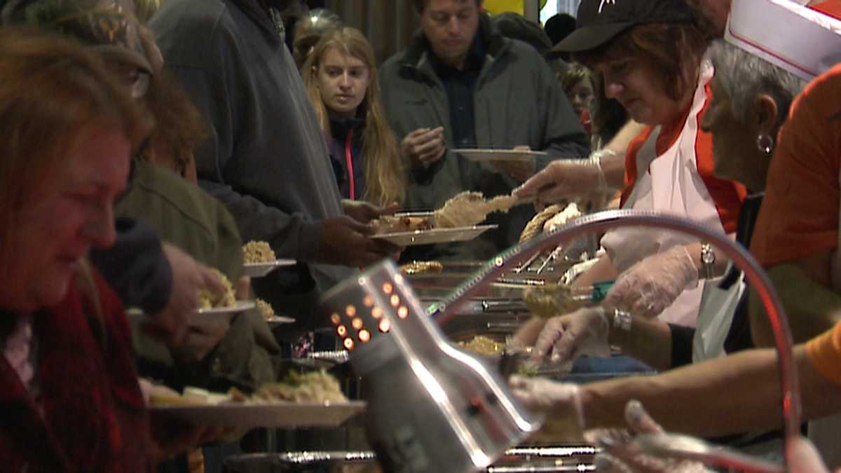 Another huge crowd turns out for free Thanksgiving meal in Racine