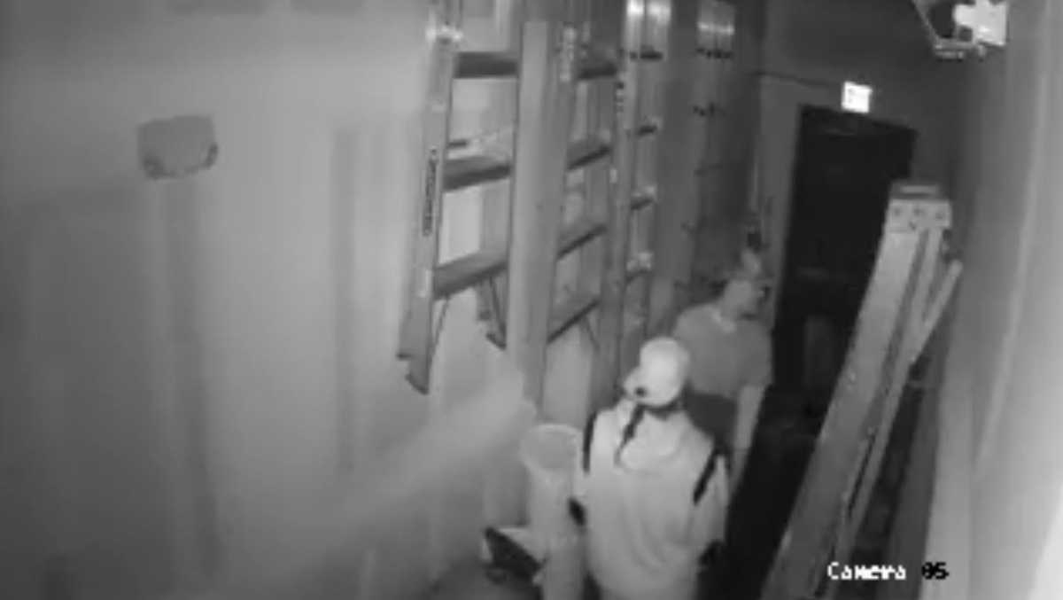 Caught On Camera Alleged Burglars Steal Safe From Local Restaurant