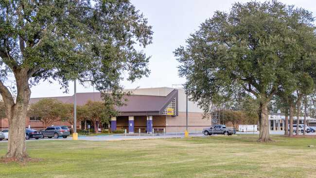 Thibodaux student arrested, accused of threatening students with knife