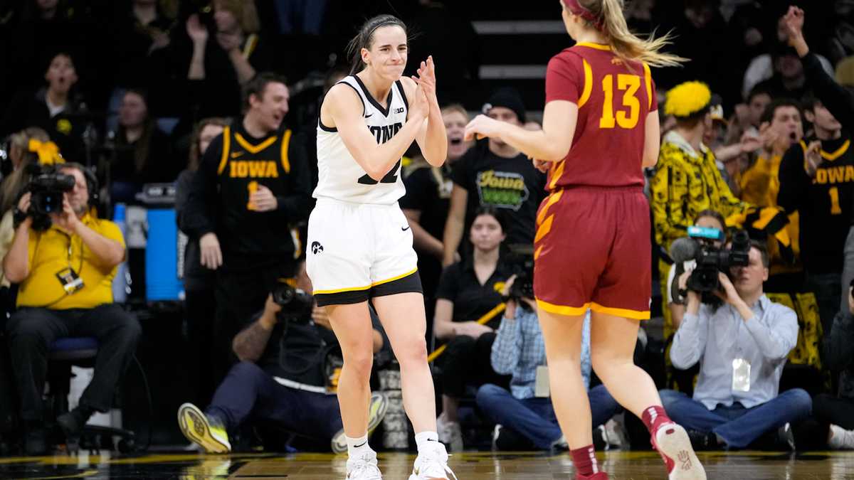 Hawkeyes ride huge third quarter to Cy-Hawk win