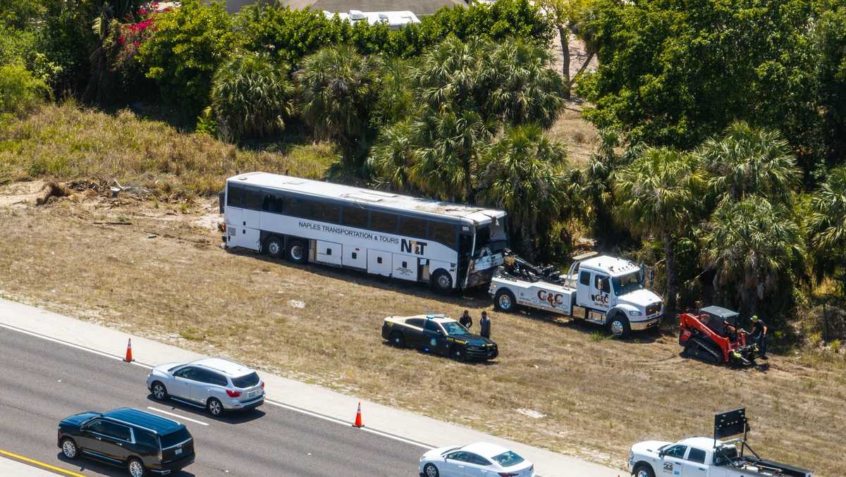 Naples man dies in early morning coach bus crash on I-75 in Lee County