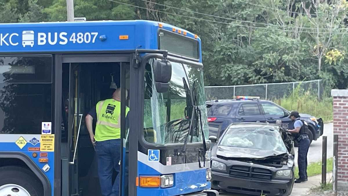 5 hurt following bus crash at 53rd, Prospect in Kansas City