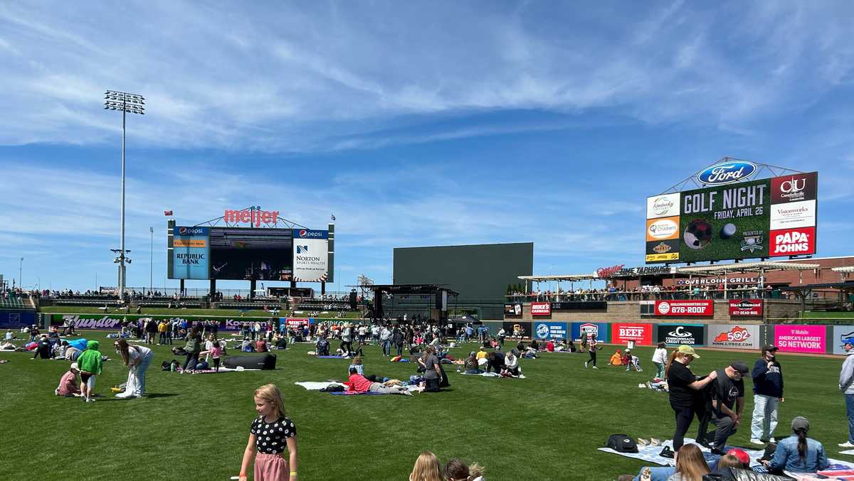 Crowds head to Slugger Field to watch Thunder Over Louisville