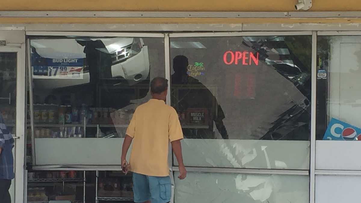 Car crashes into store in Palm Beach Gardens