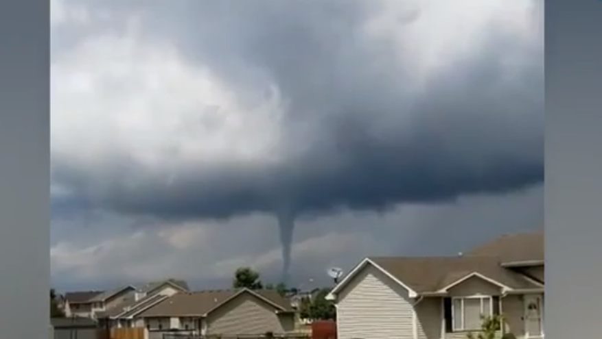 VIDEO: Tornado tears through Iowa neighborhood VIDEO: Tornado tears through Iowa neighborhood