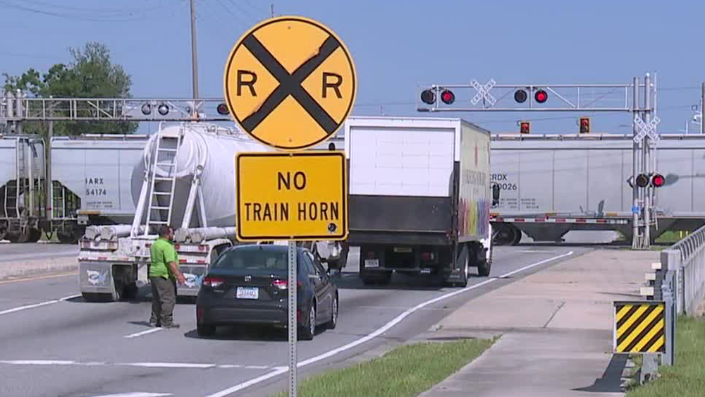 Savannah: Rail failure leads to blocked road, traffic backup