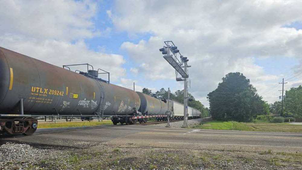 Slidell traffic stalled after train experiences battery issue