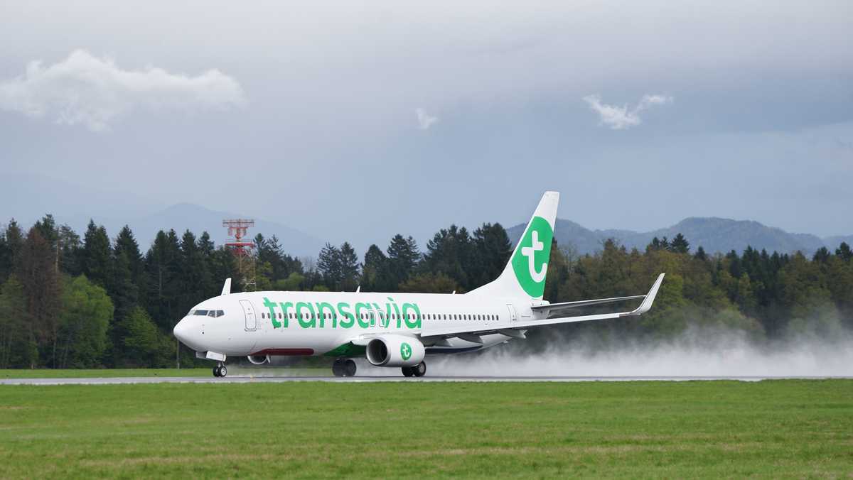 Report: Passenger who smelled so bad plane had to make emergency ...