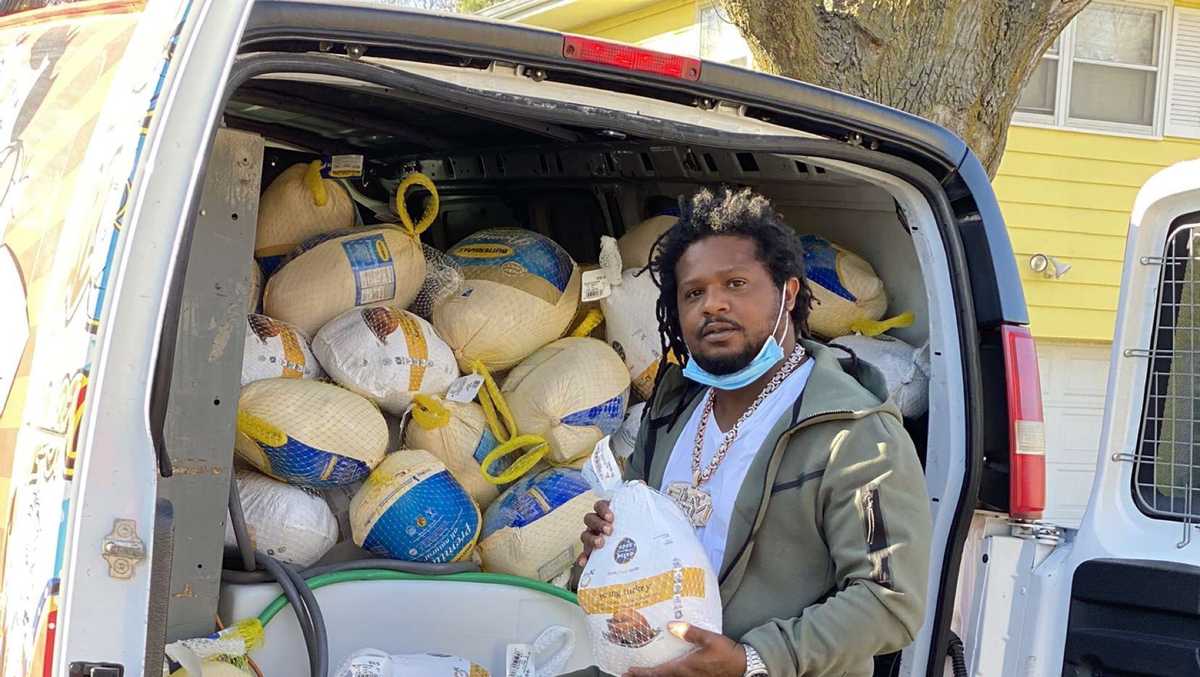 'Just something we wanted to do': Men give away 200 turkeys to neighborhood