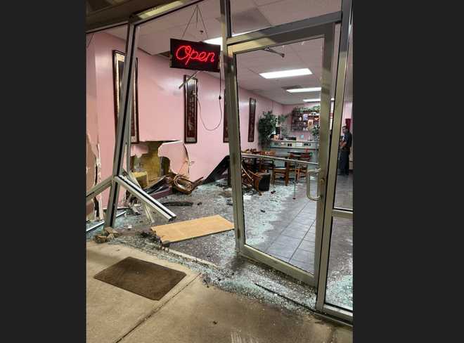 Car crashes into Trussville restaurant