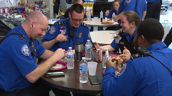 Cincinnati police officers buy lunch for TSA workers affected by shutdown