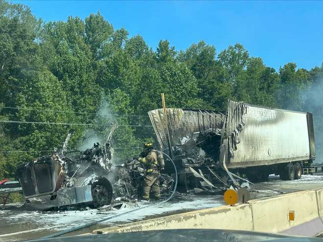 South Carolina: Tractor-trailer fire closes lanes
