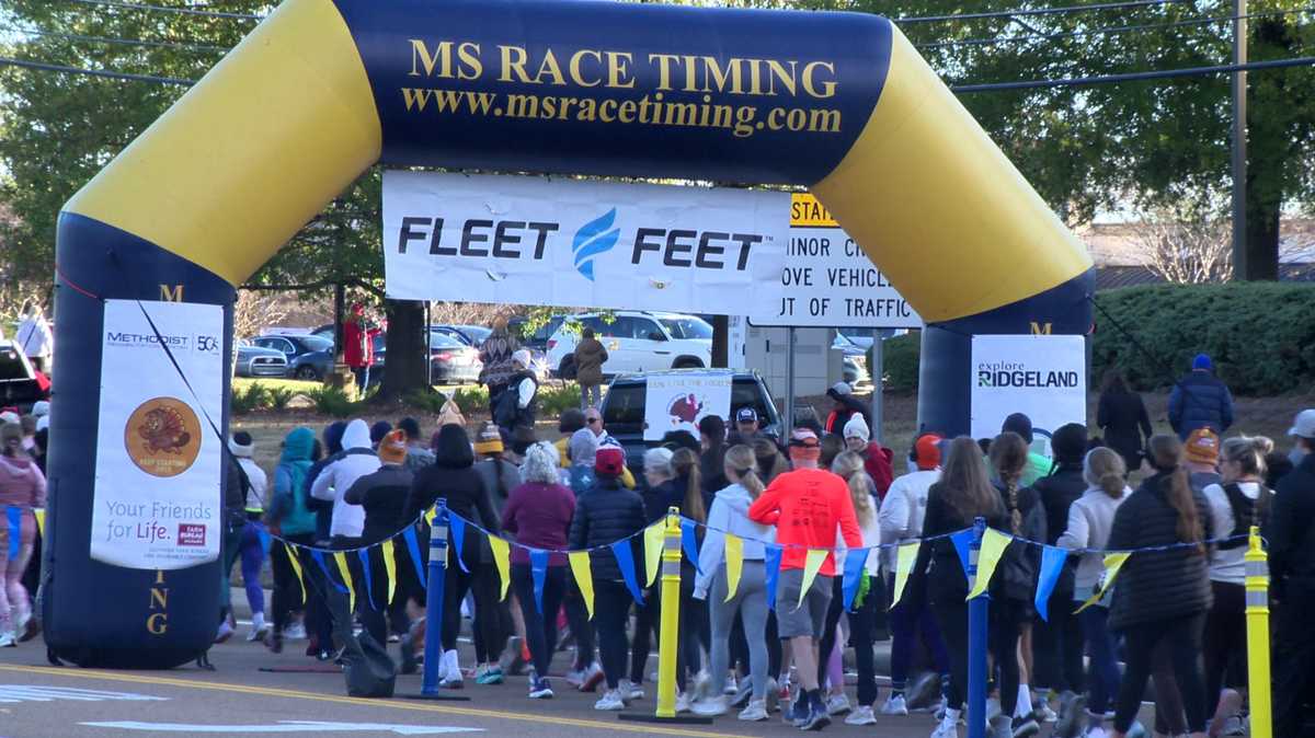 Hundreds of runners kick off Thanksgiving with Turkey Day 8K