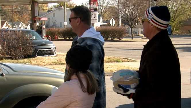 NFL alum Chris Redman, Burning Barrel give away Thanksgiving turkeys