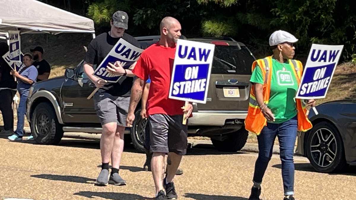 Mississippi GM plant workers join UAW picket lines
