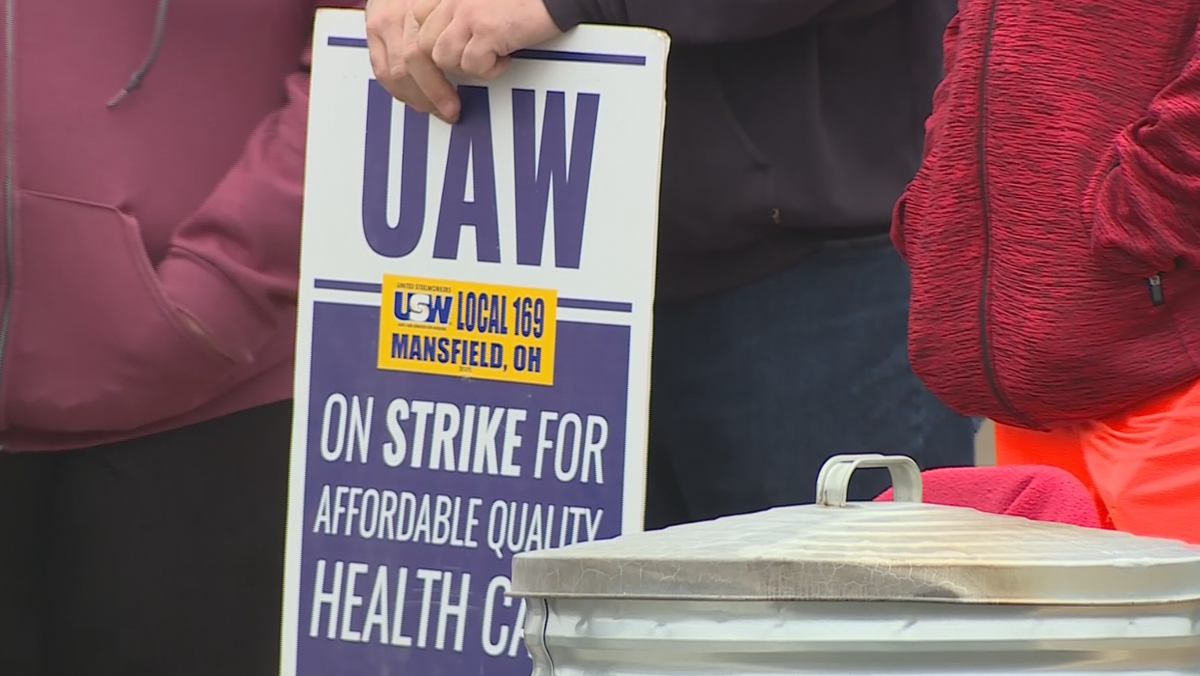 Tentative agreement doesn't keep local UAW worker from strike line ...