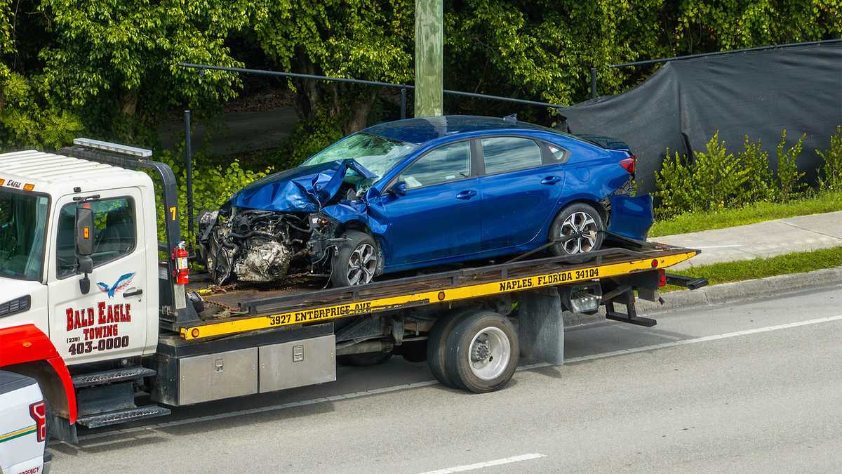 3 injured after car crashes into tree in Lely
