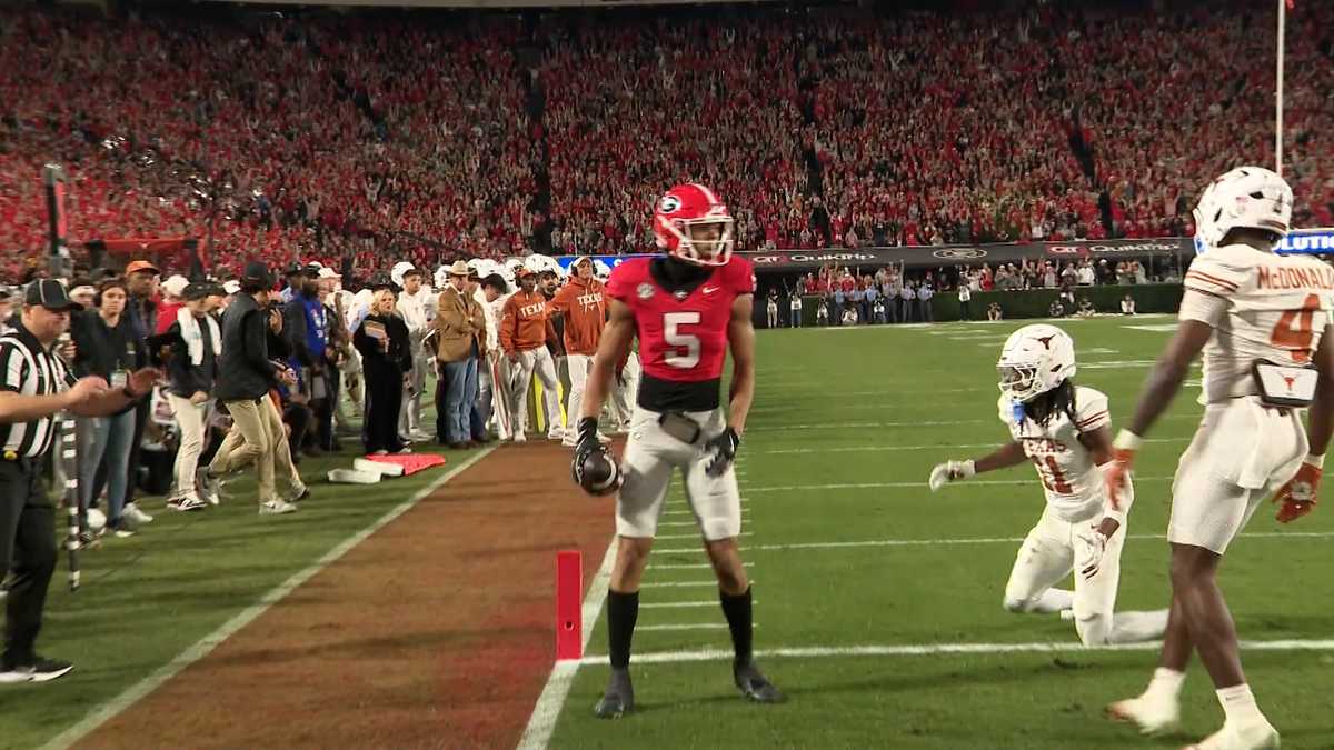 No. 5 Georgia beats No. 10 Texas 35-10