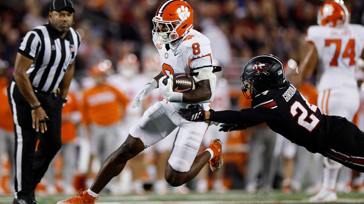 Louisville football falls to Clemson in nailbiter