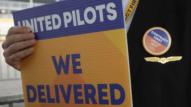 United Pilots Picket For Higher Pay Before Summer Travel Season