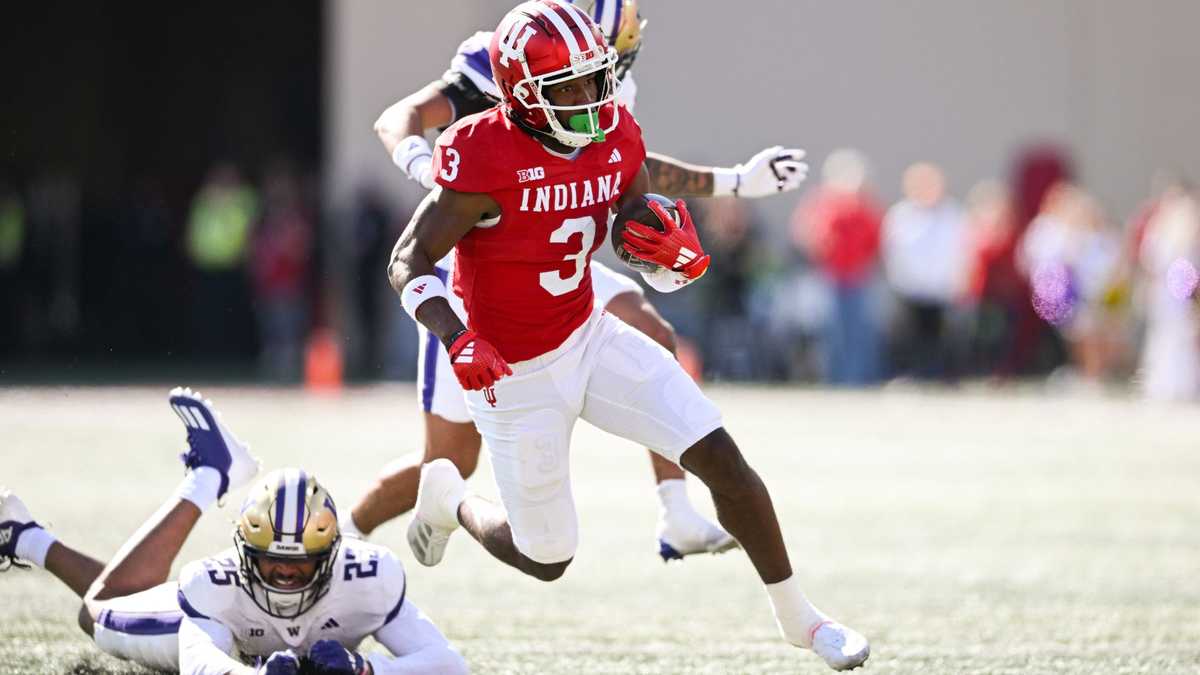 Indiana Hoosiers go 8-0 after beating Huskies 33-17