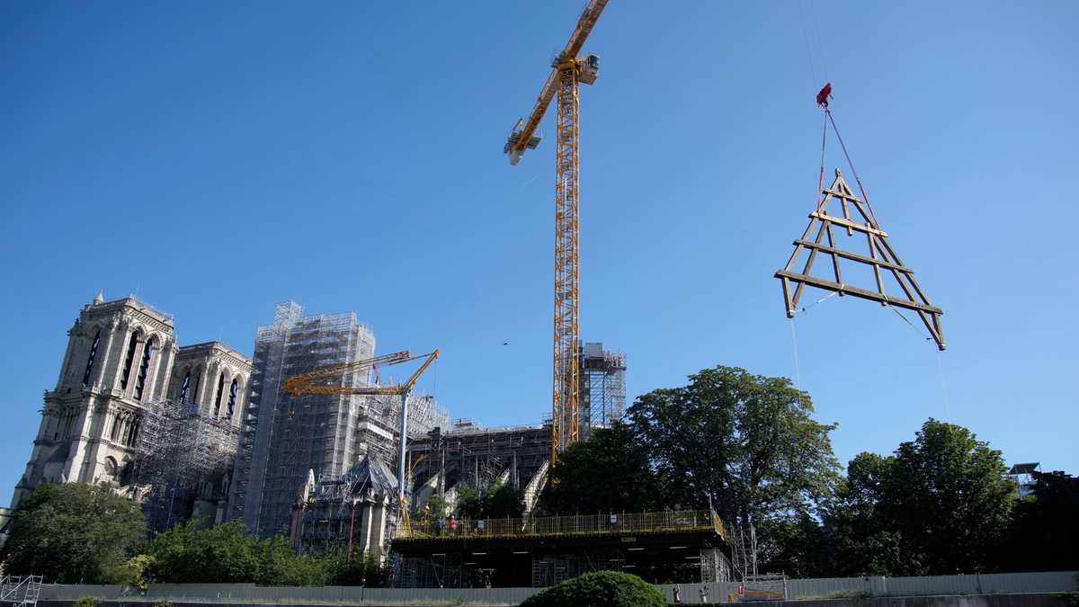 Oak trusses raised to roof of fire-ravaged Notre Dame Cathedral as ...