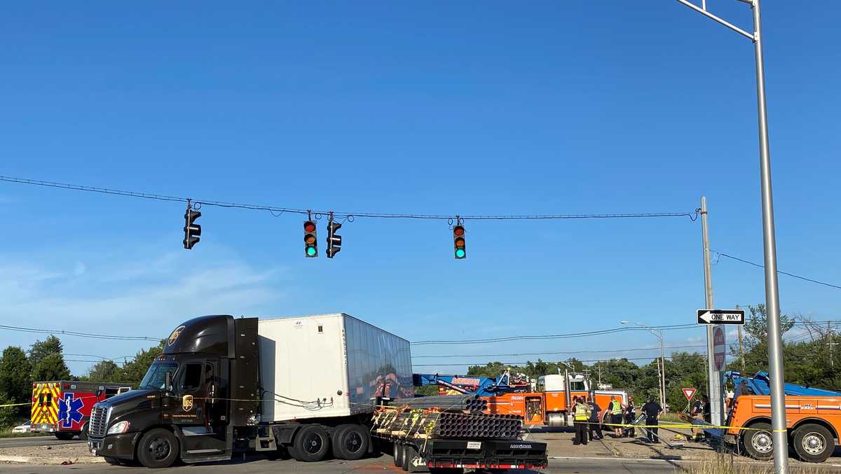 2 from Texas killed after truck collides with UPS truck on Outer Loop ...