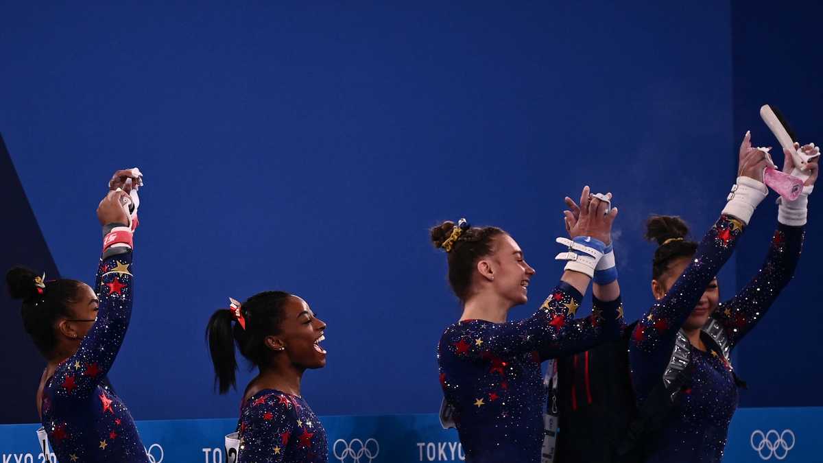 Simone Biles leads US gymnasts in competition