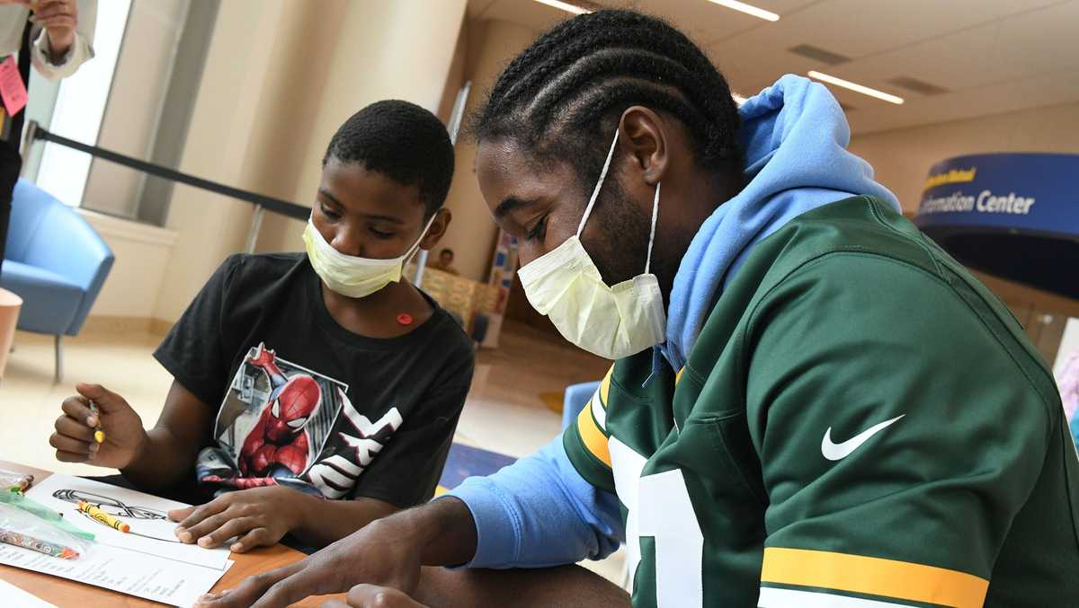 Packer players visit children, families at Children's Wisconsin