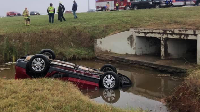 People Stop To Help Driver Who Crashed Into Ditch In Okc Police Say