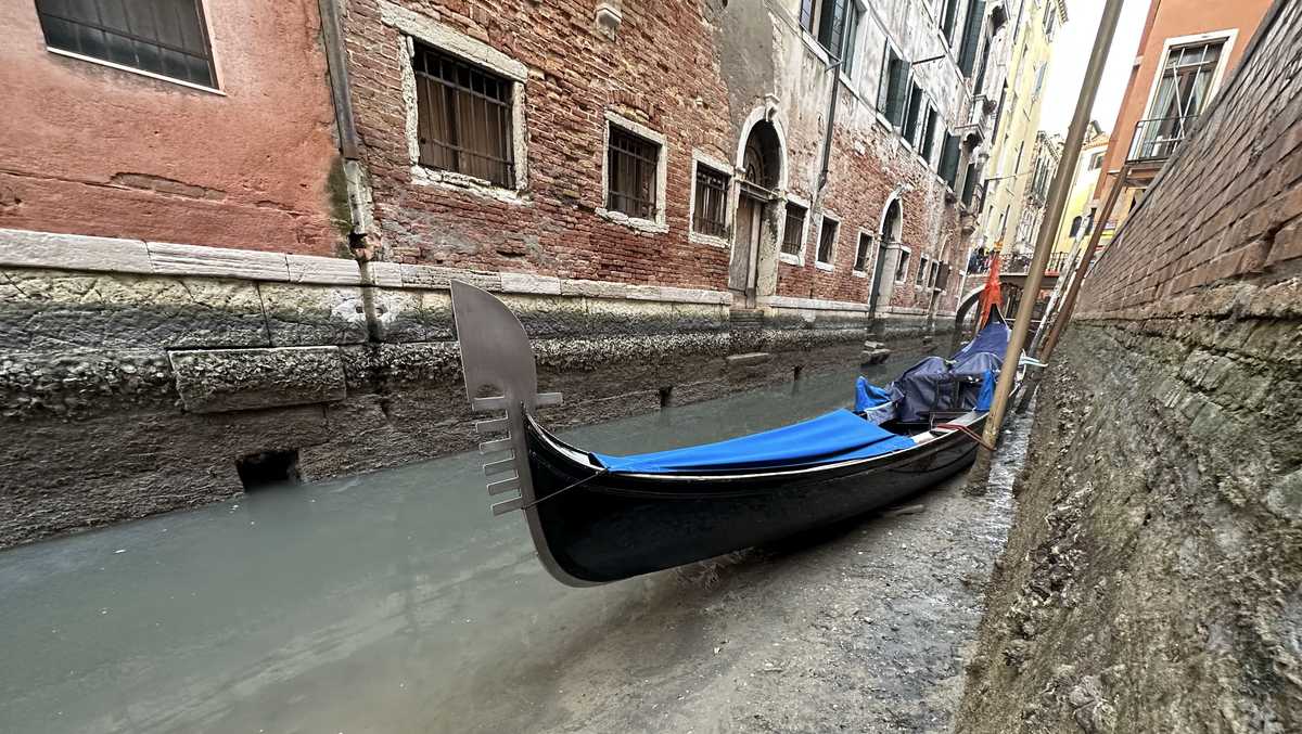 Prolonged low tides see smaller canals dry up in Venice