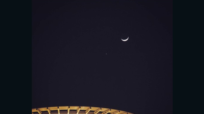 Watch the moon and Venus light up a New Year's sky