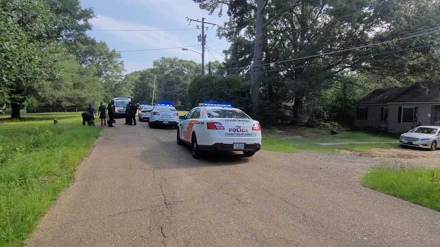 Man found with shotgun wound, police say